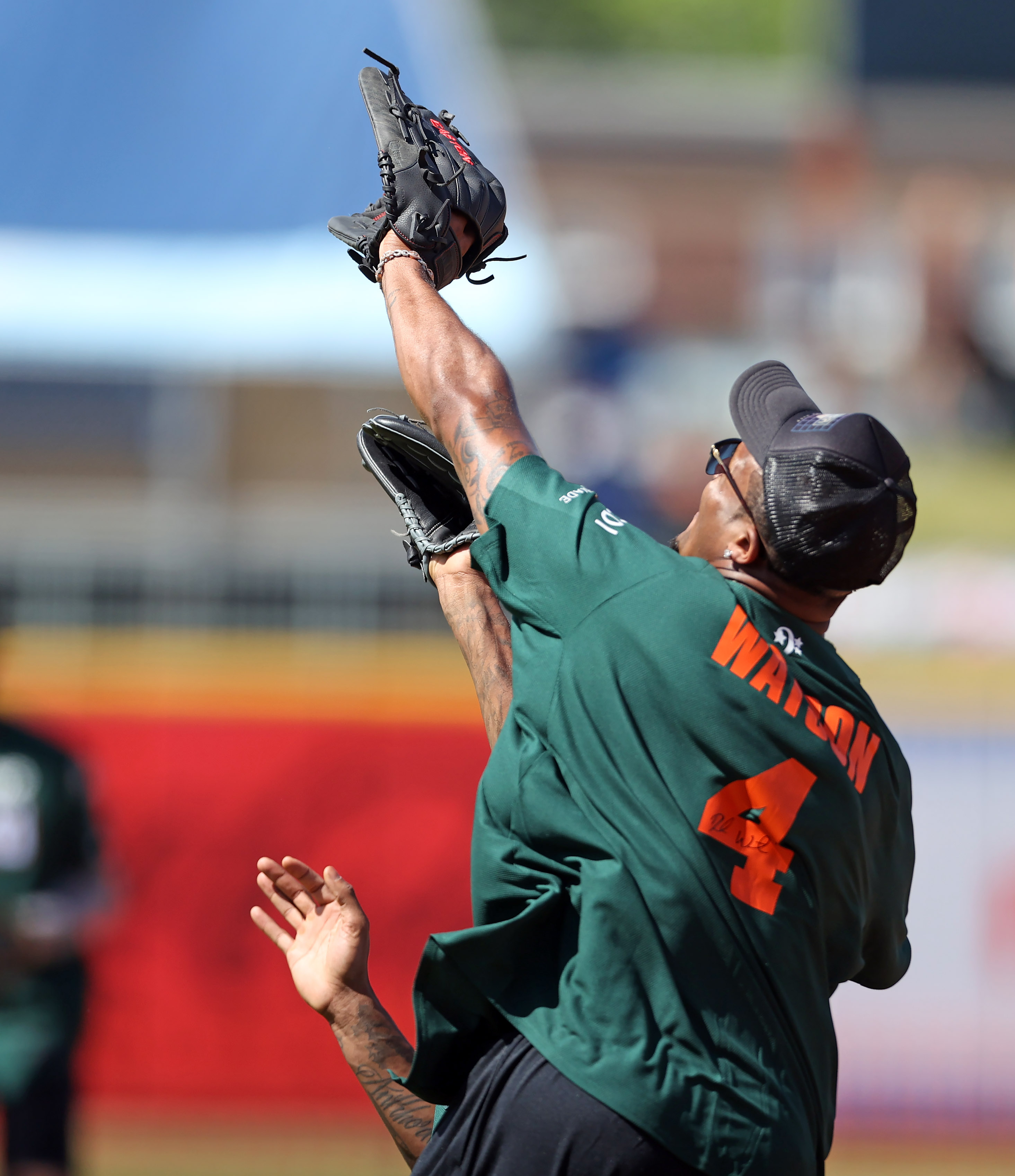 Deshaun Watson’s on-field collision during David Njoku celebrity ...