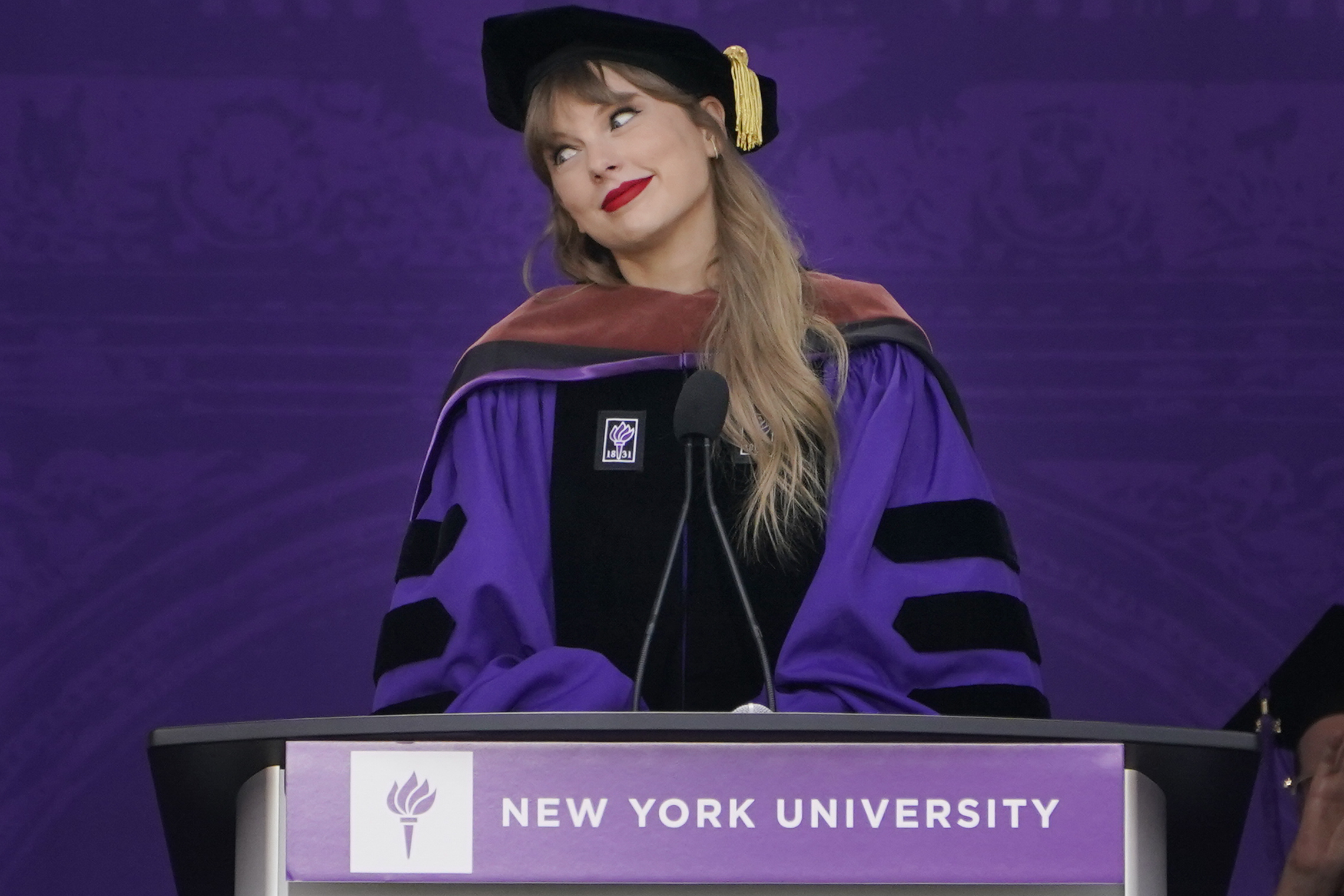 Taylor Swift at New York University's 2022 Graduation Ceremony ...