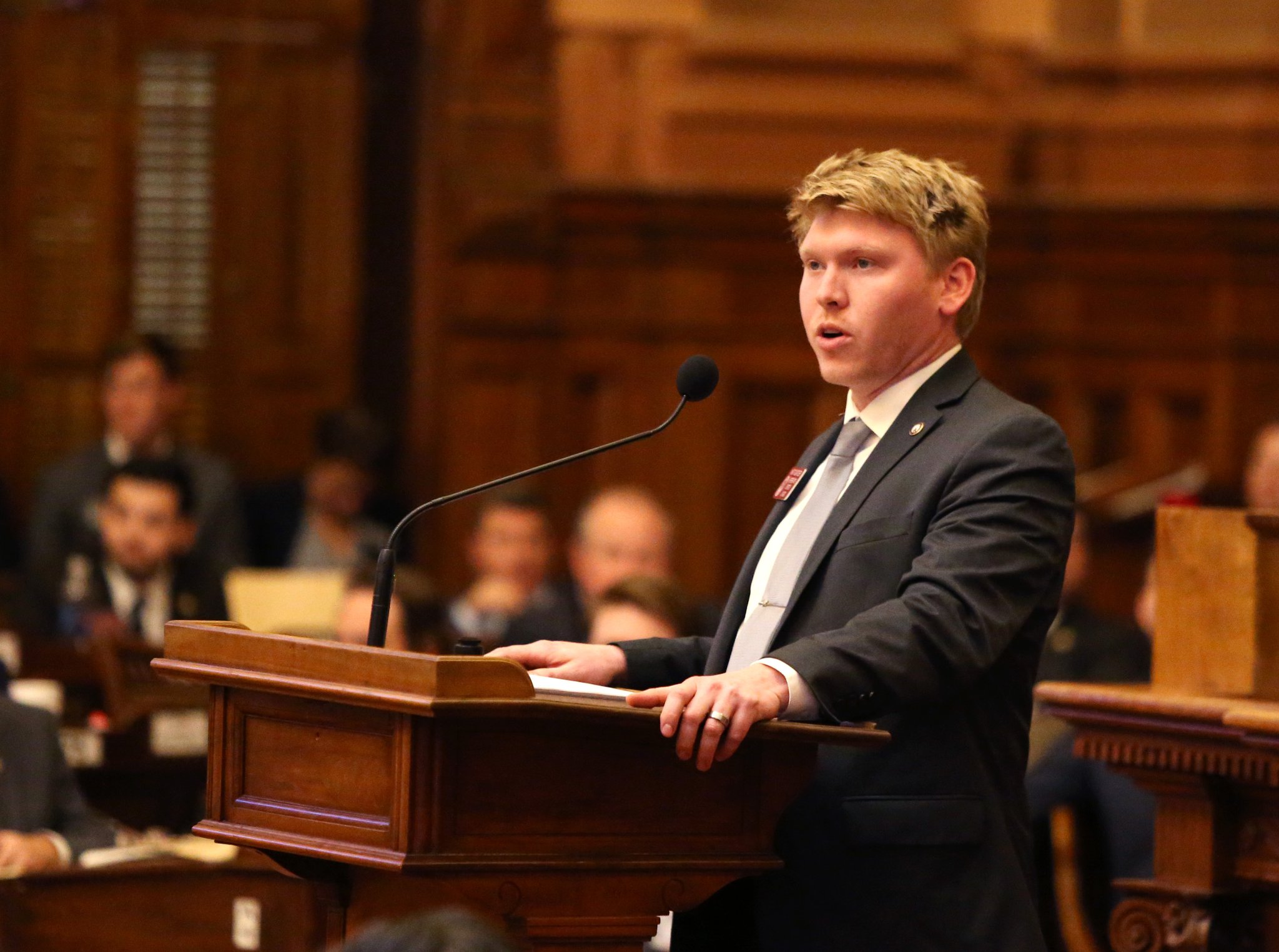 Georgia candidates embrace group with extremist ties