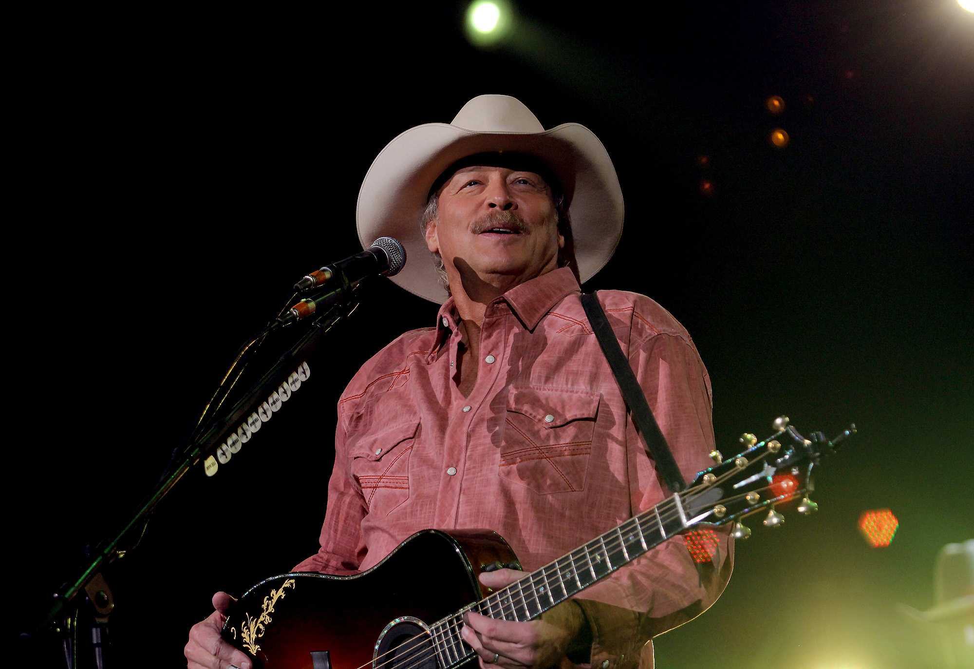 Concert review: Alan Jackson bolsters authentic country music