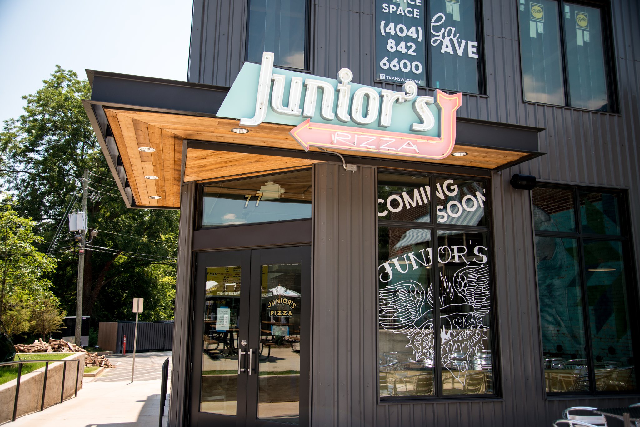 Juniors pizza store