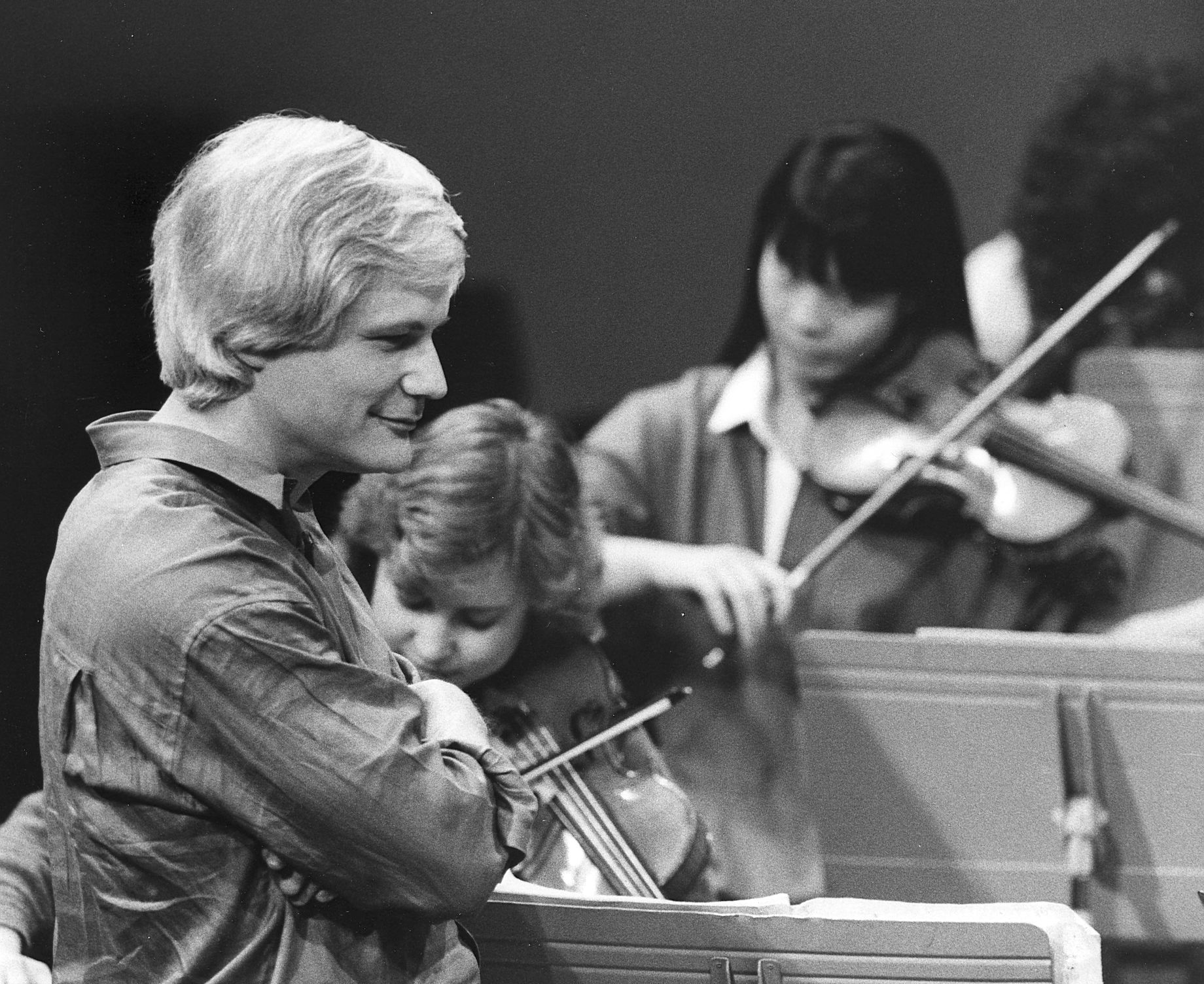 Conductor David Hoose turns toward the next movement - The Boston Globe