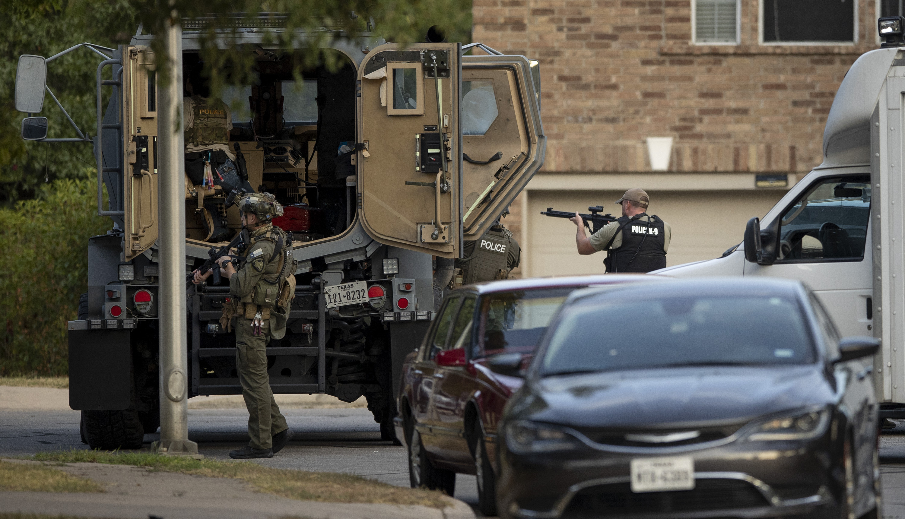 Hostage situation ends ‘peacefully’ after Texas officers shot - The Boston Globe