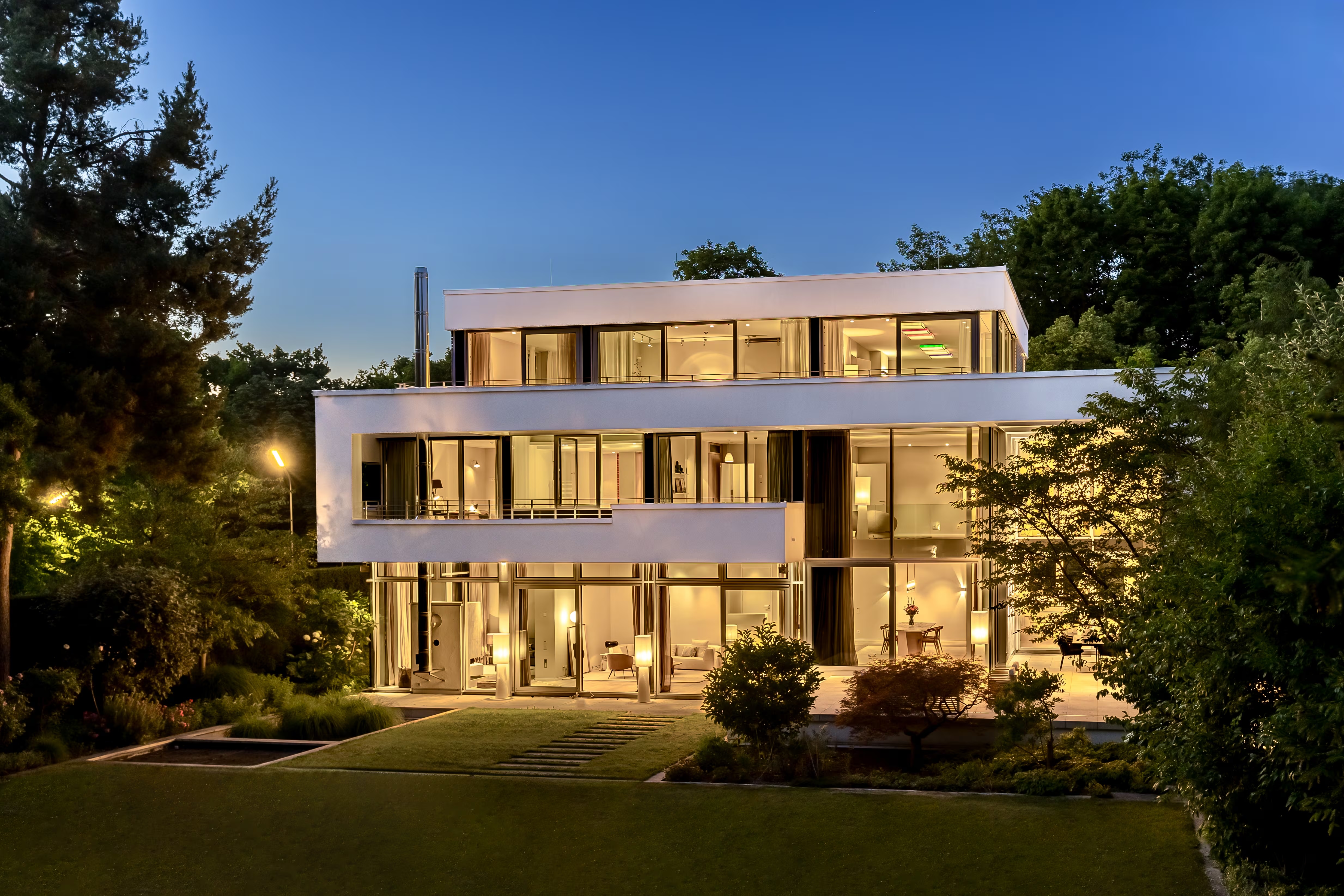 Transcending Walls: 4 Masterfully Designed Glass Homes | Christie's ...