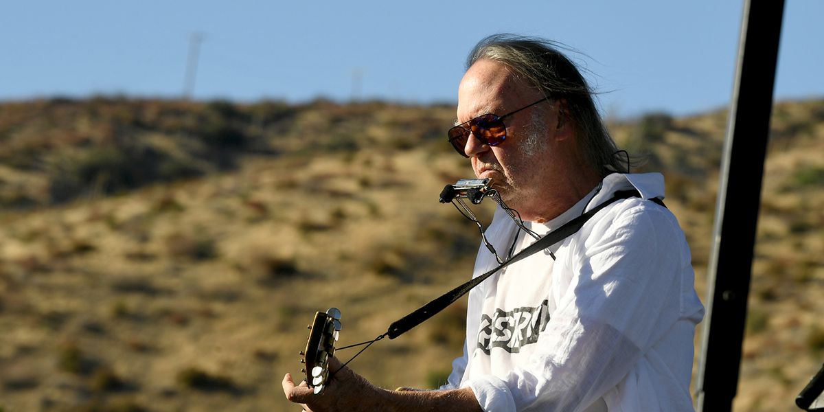 Canadian-born Neil Young now can vote in the presidential election – 95 ...