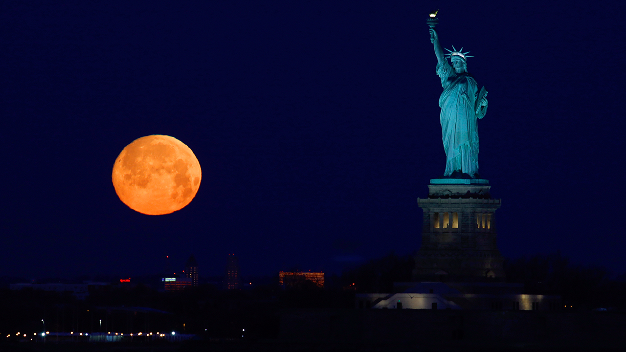 Photos: February super snow moon lights up the night sky – 95.5 WSB