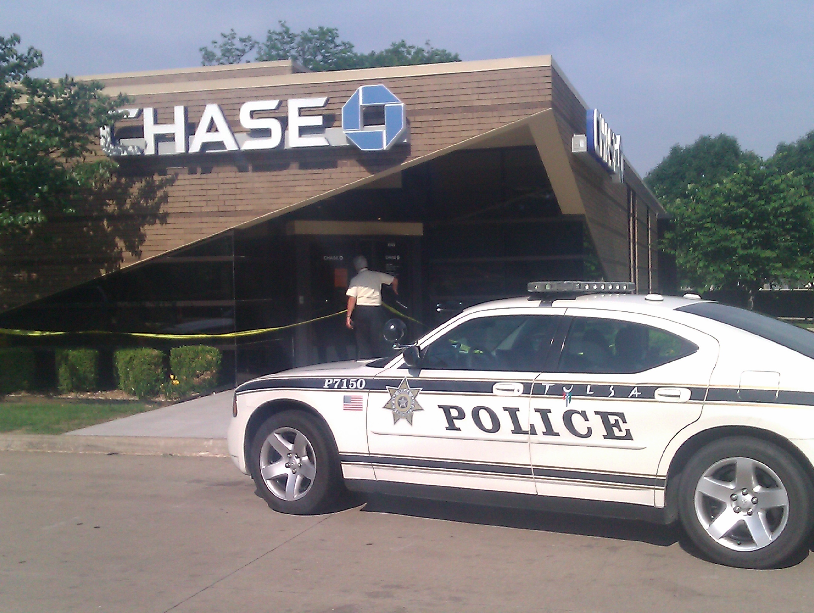 Bank robbed at 61st and Lewis – 102.3 KRMG