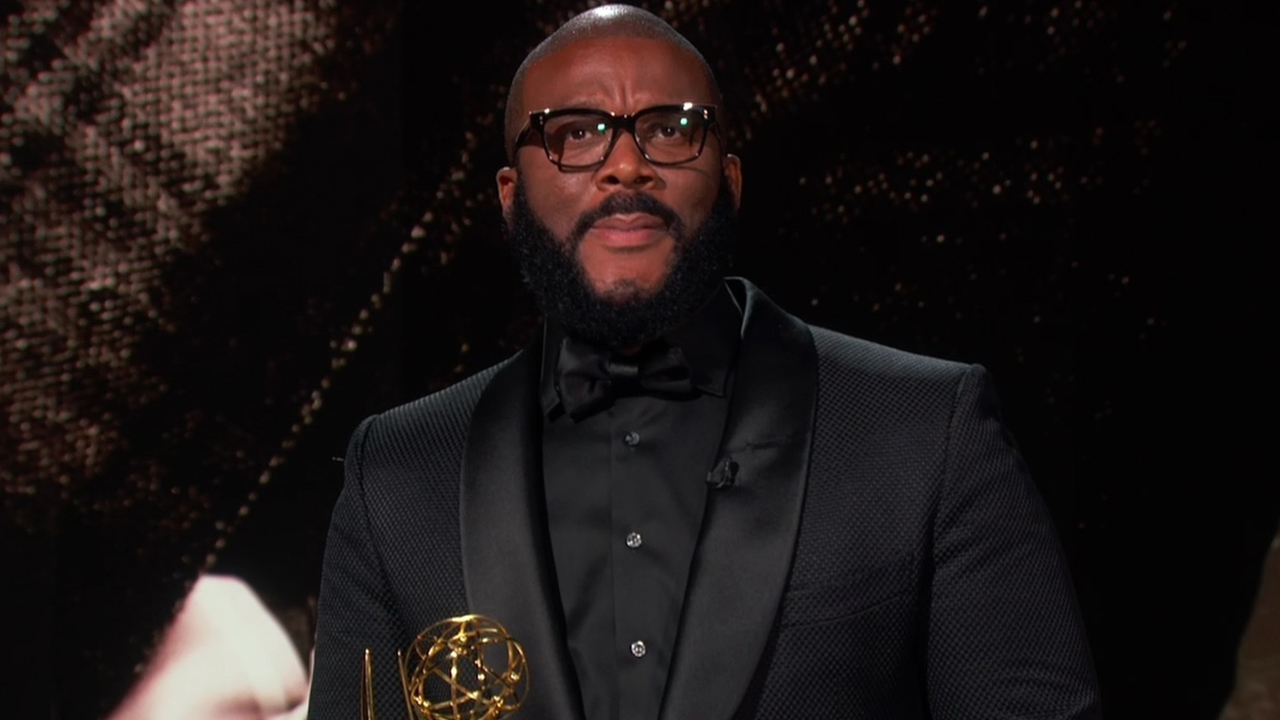 Tyler Perry Studios gives free Thanksgiving meals, gift cards to ...