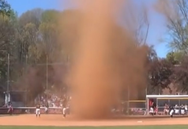 Massive dust devil disrupts softball game – WDBO