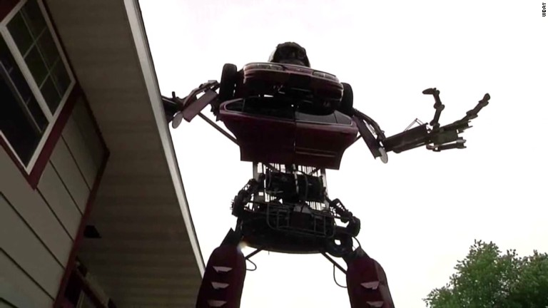 Man builds massive Transformer in front yard – WDBO