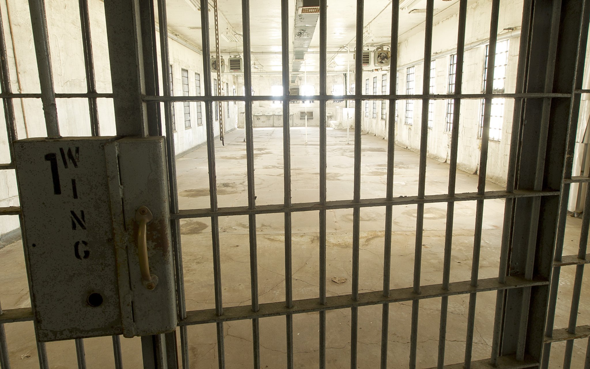 Prison catches men smuggling in goods – 95.5 WSB