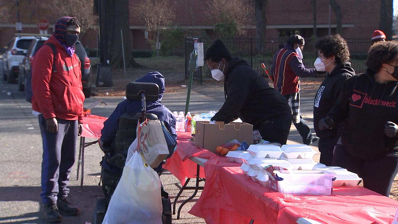 Former NBA player teams with local organization to give meals to city’s ...