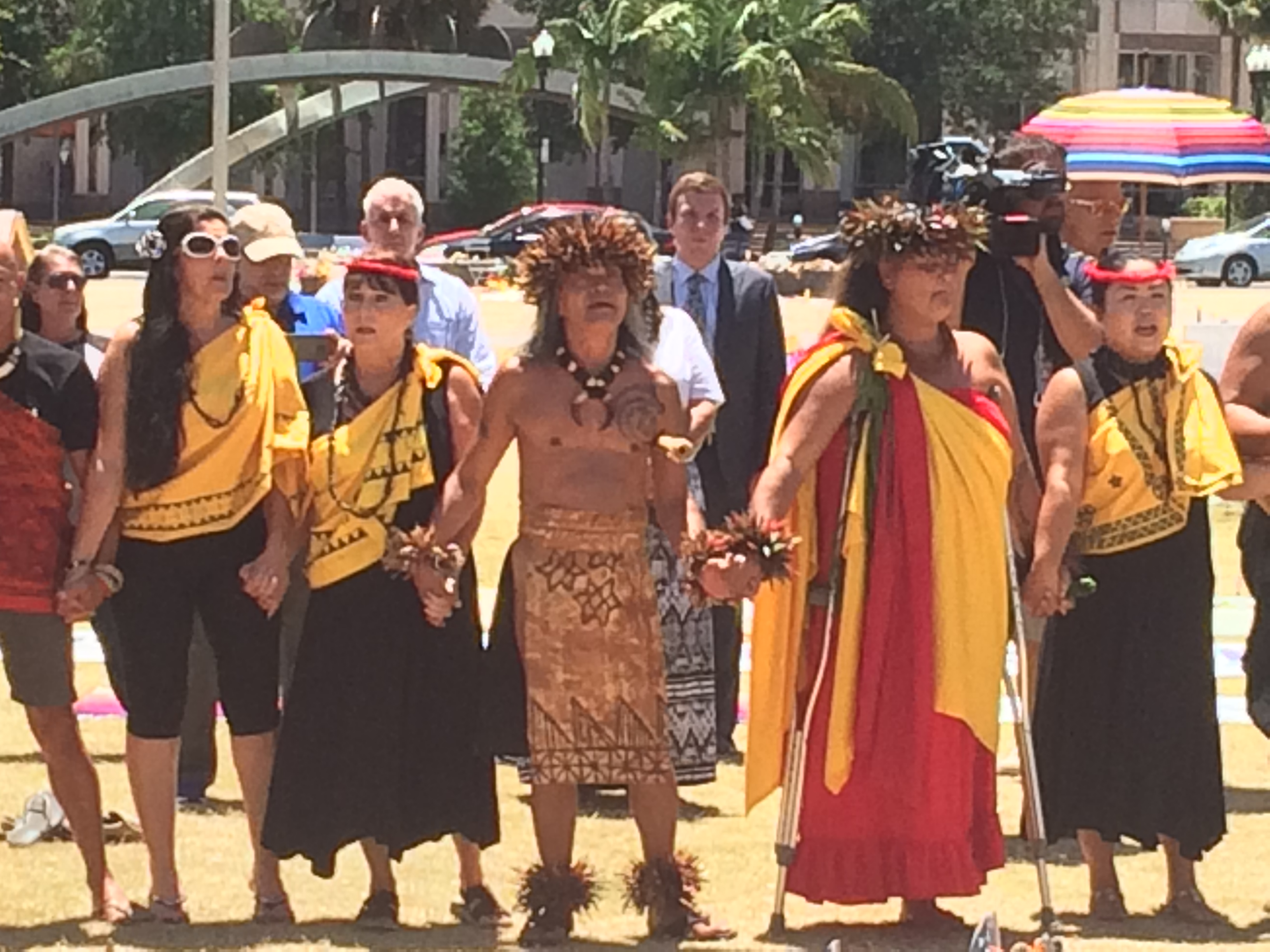 Hawaiian group spreads aloha at Orlando memorials – WDBO