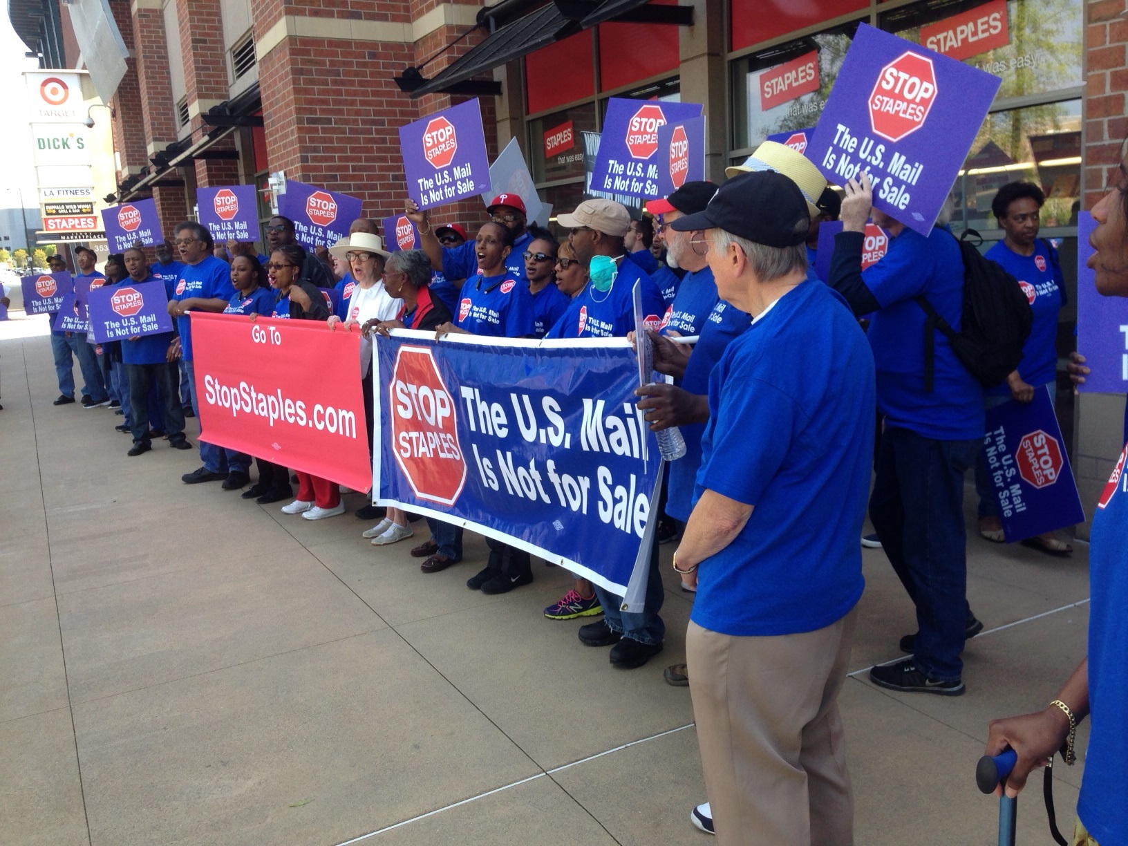 Postal workers protest new Staples initiative – 95.5 WSB