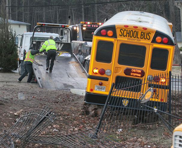 Driver hurt in school bus wreck – 95.5 WSB