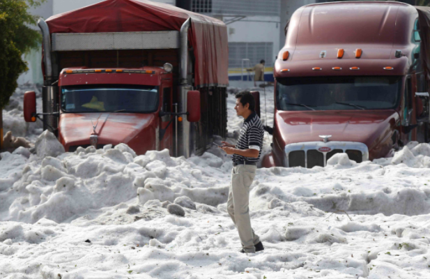 A freak storm covered homes and cars with six feet of hail – WDBO