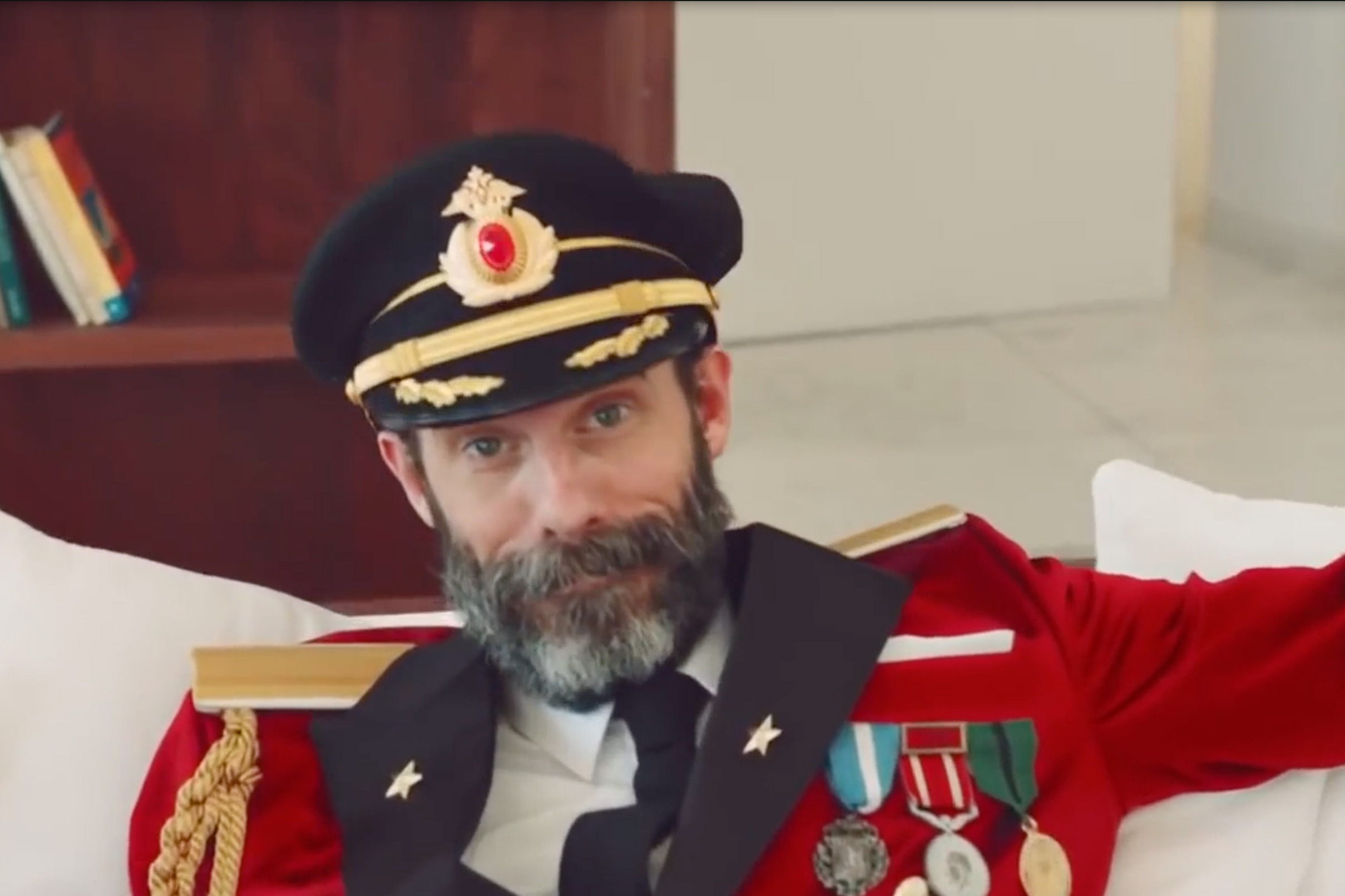 Hotels.com mascot Captain Obvious' best ads - Ad Age