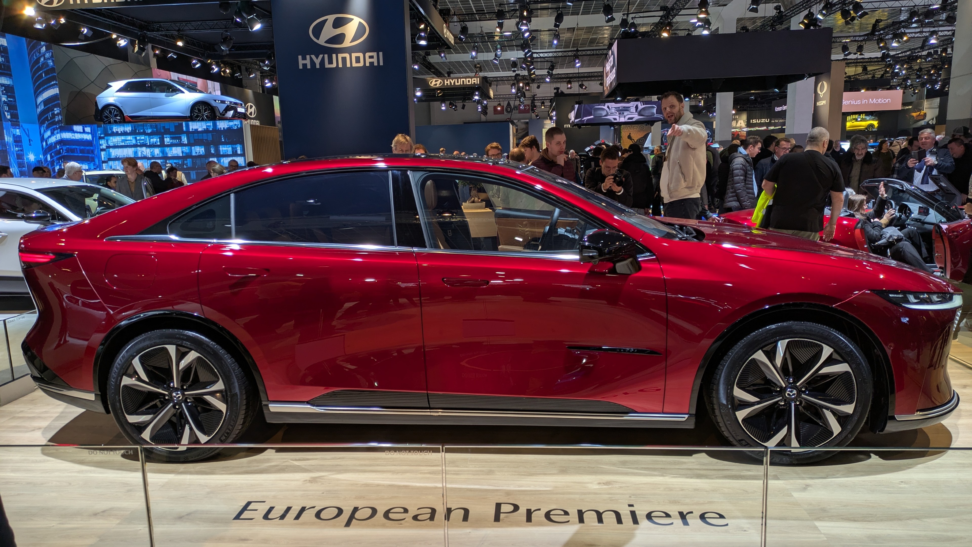 2025 Mazda 6e challenges Tesla Model 3, VW ID7 - Automotive News