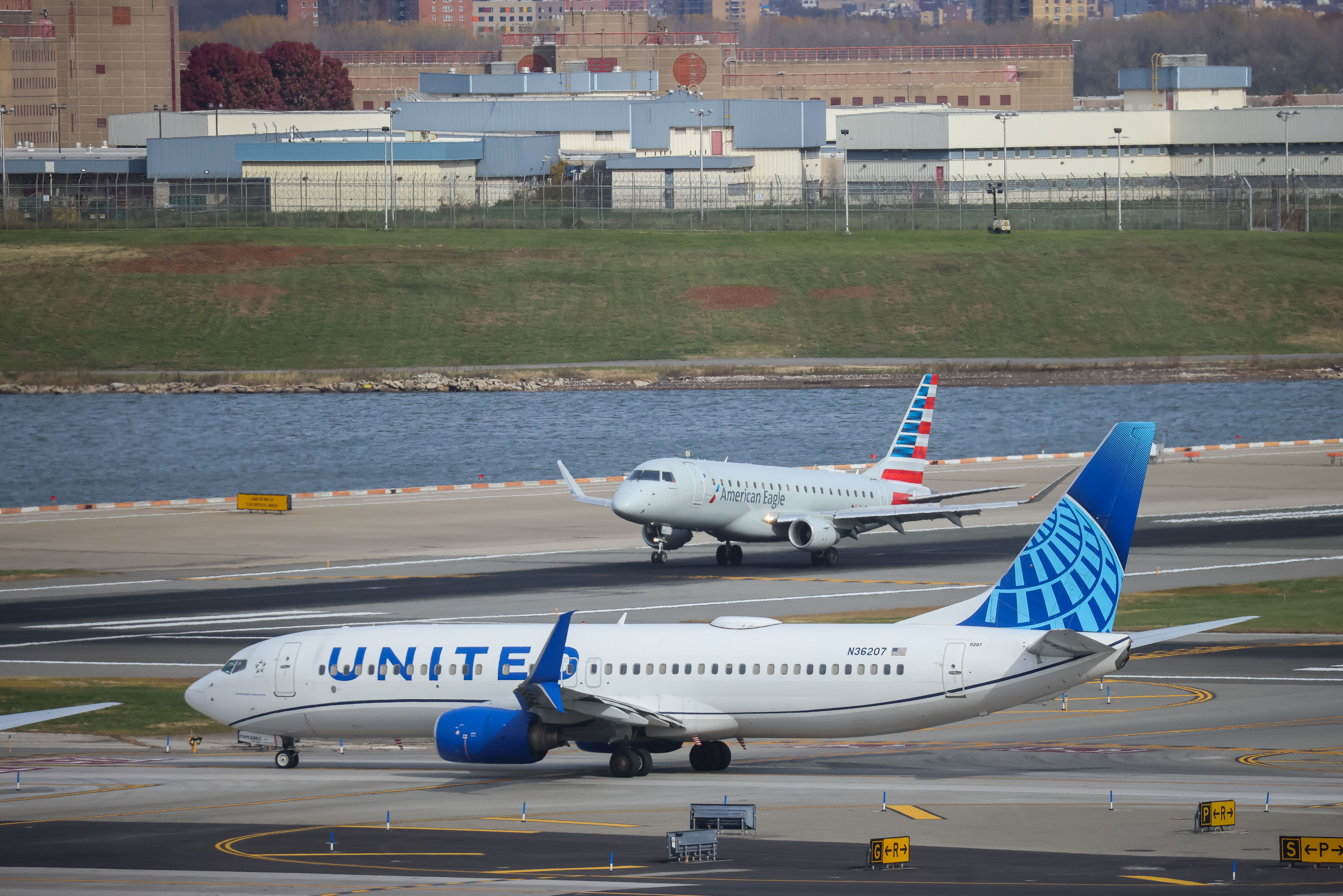 No stance from Trump on United-American Airlines merger idea - Crain's ...
