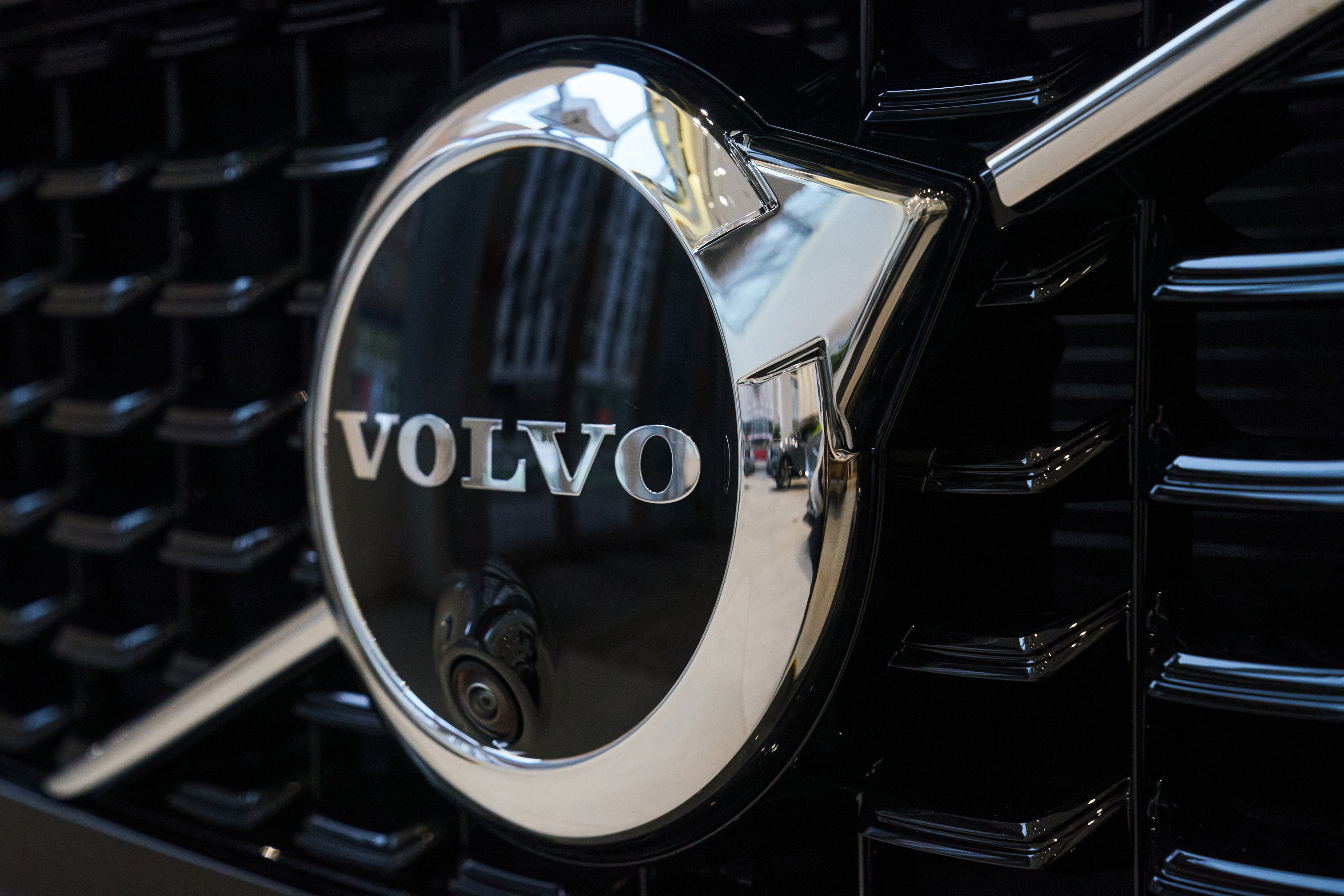 Volvo cuts costs; won’t give financial guidance this year - Automotive News