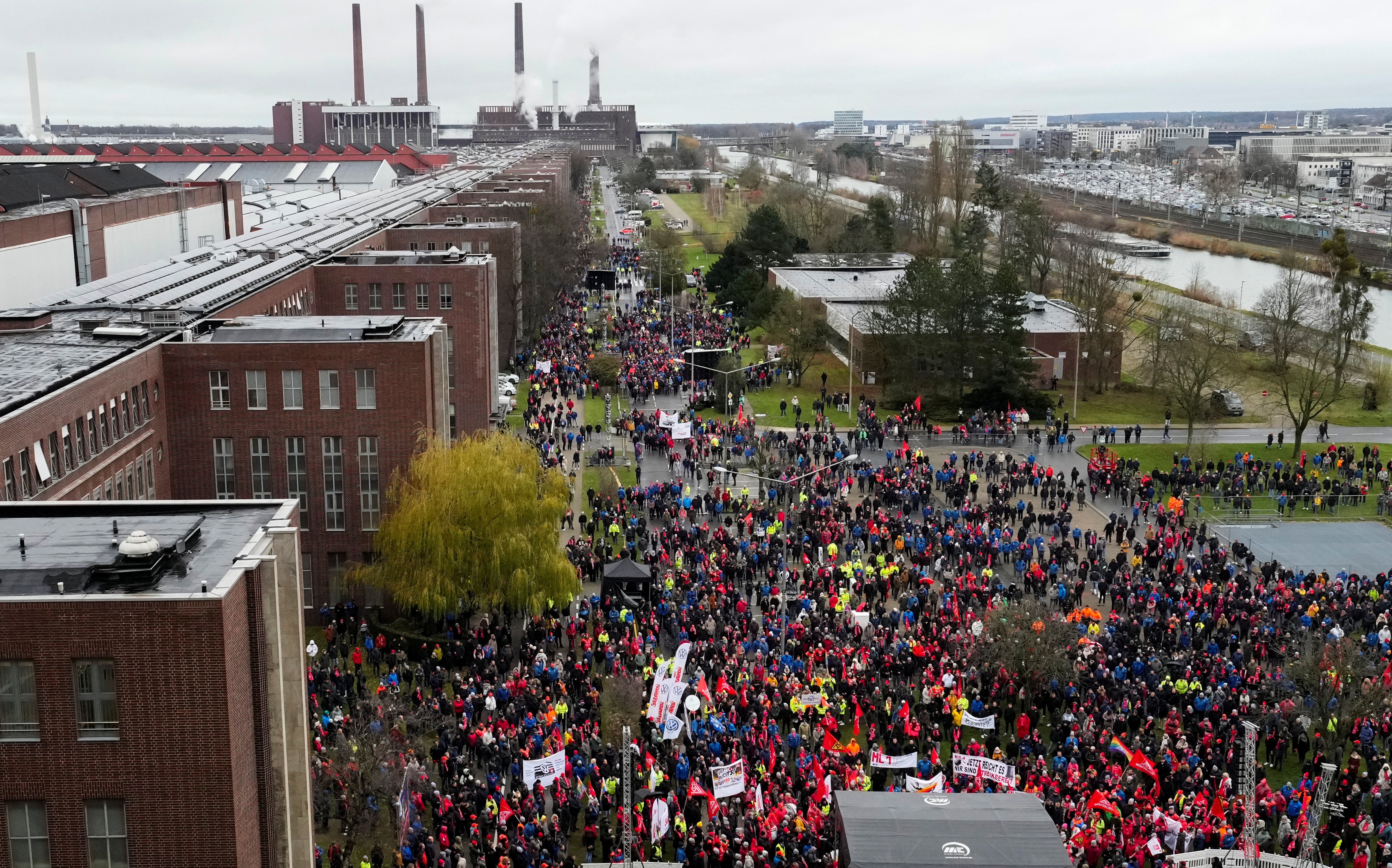 VW and labor unions struggle to agree on German plant plans ...