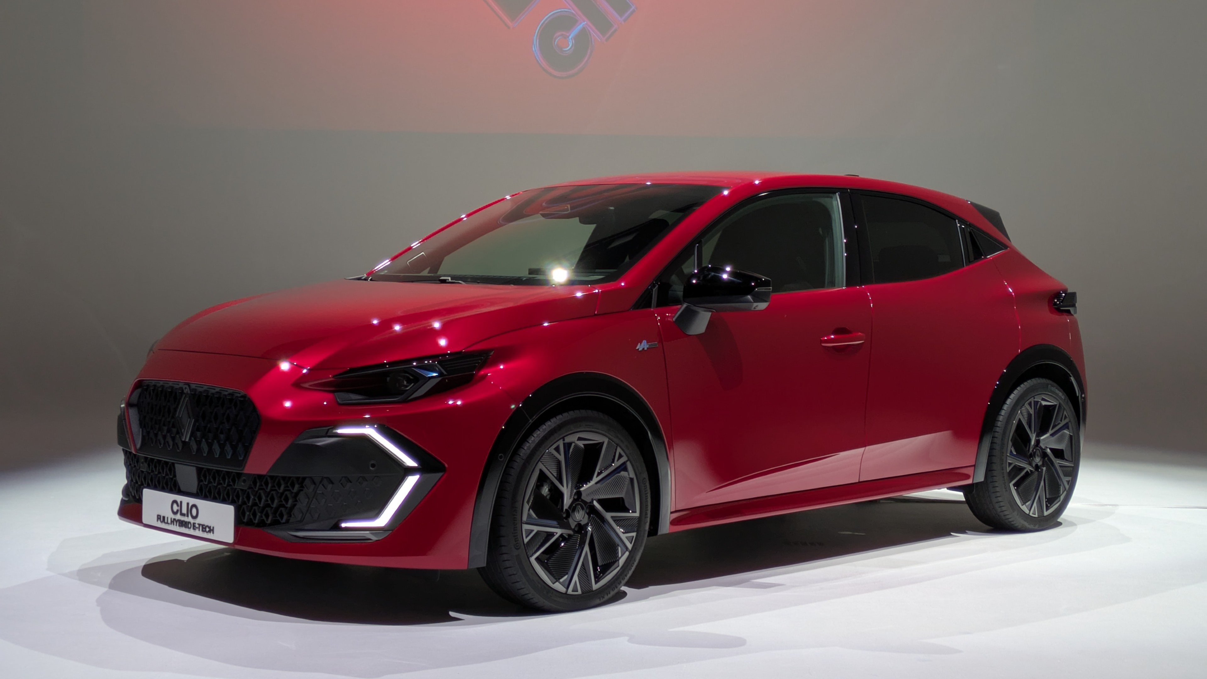 New Renault Clio features more efficient hybrid, sportier styling ...