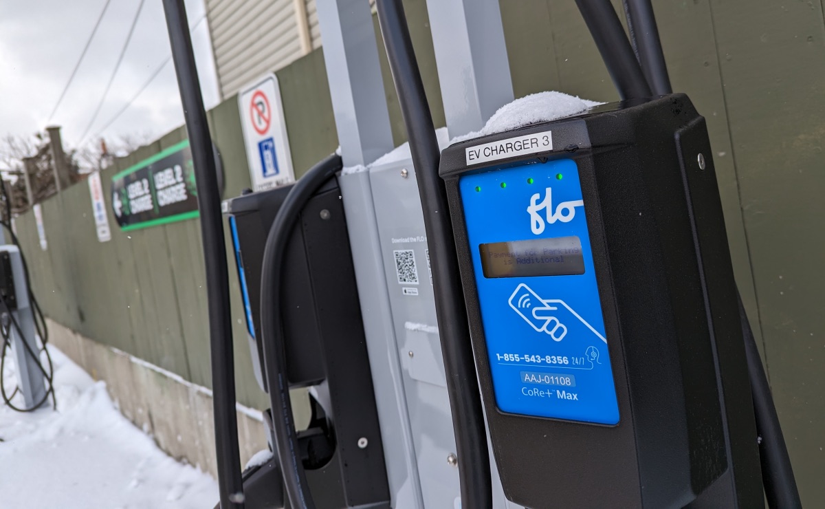 Flo Level 2 fast charger on the way - Automotive News