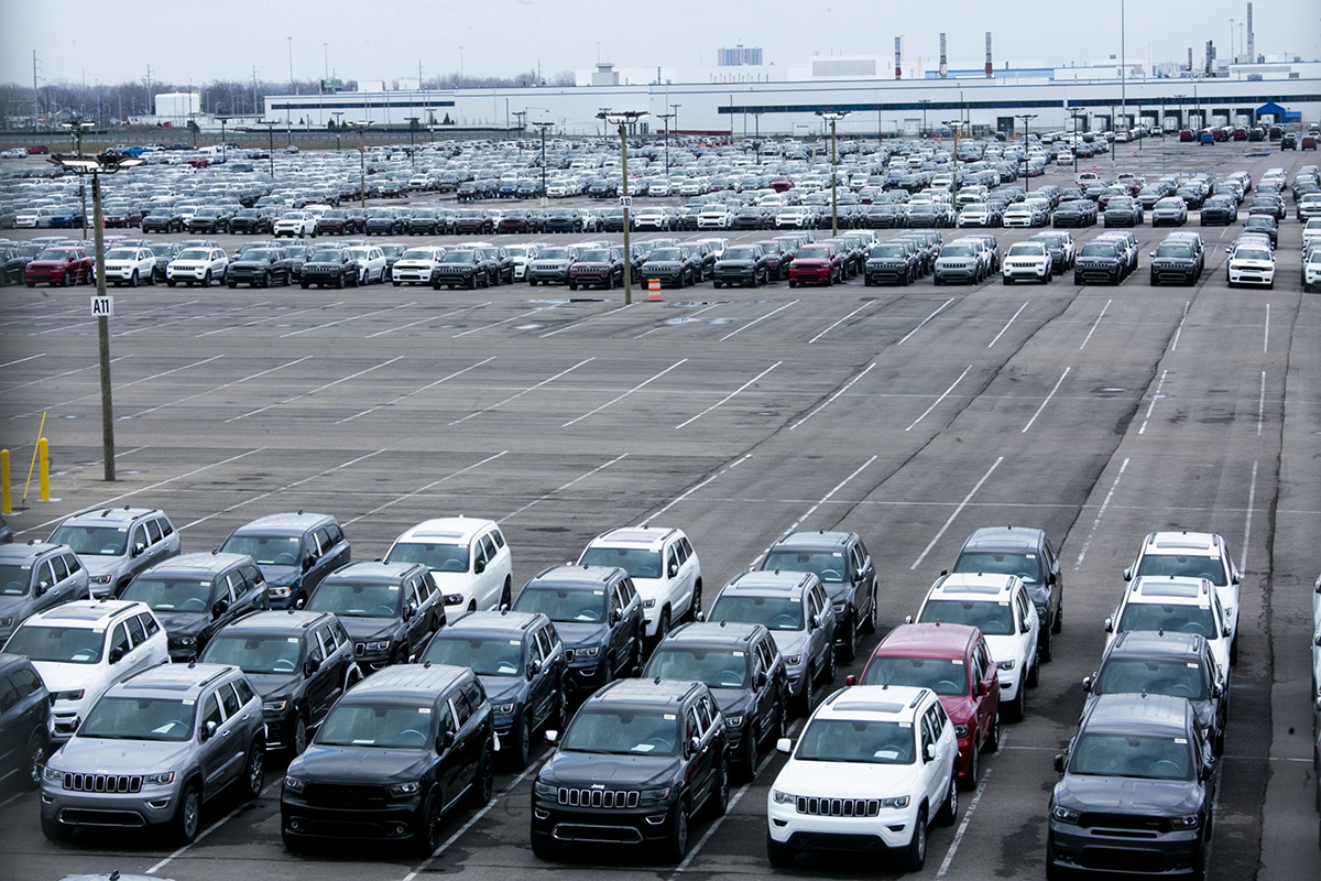 Fiat Chrysler warns workers on assembly line halts - Automotive News
