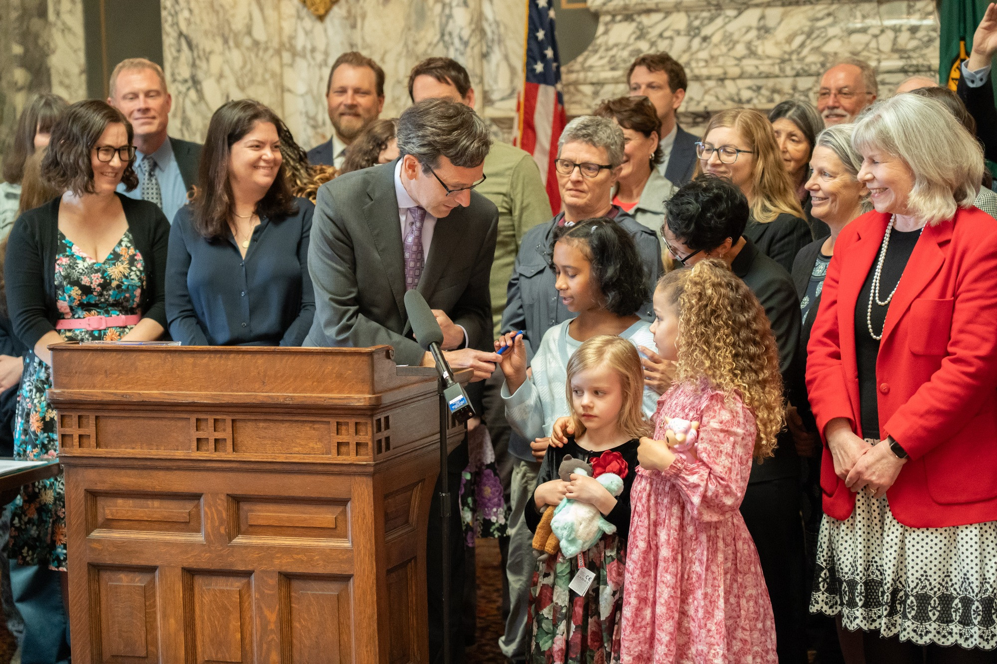 Washington governor signs EPR packaging law - Plastics News