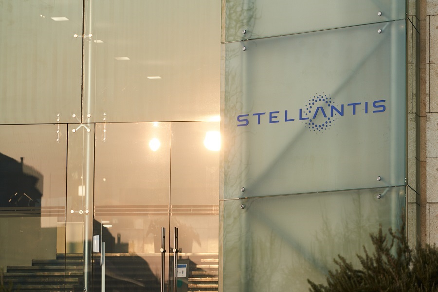 Stellantis tests e-fuels on 28 types of ICE - Automotive News