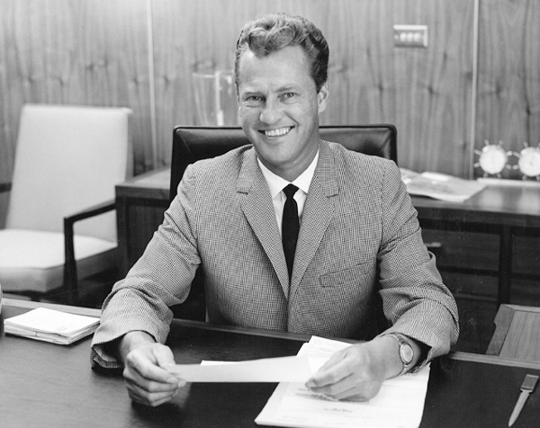 Knute Qvale, VW pioneer in the Northwest, dies at 87 - Automotive News