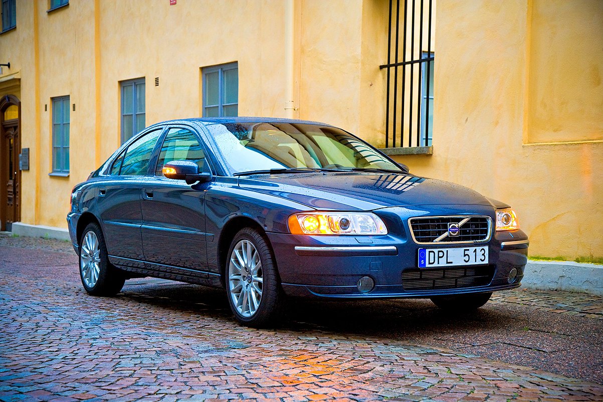 Volvo recalls more than 460,000 vehicles globally over airbag defect ...