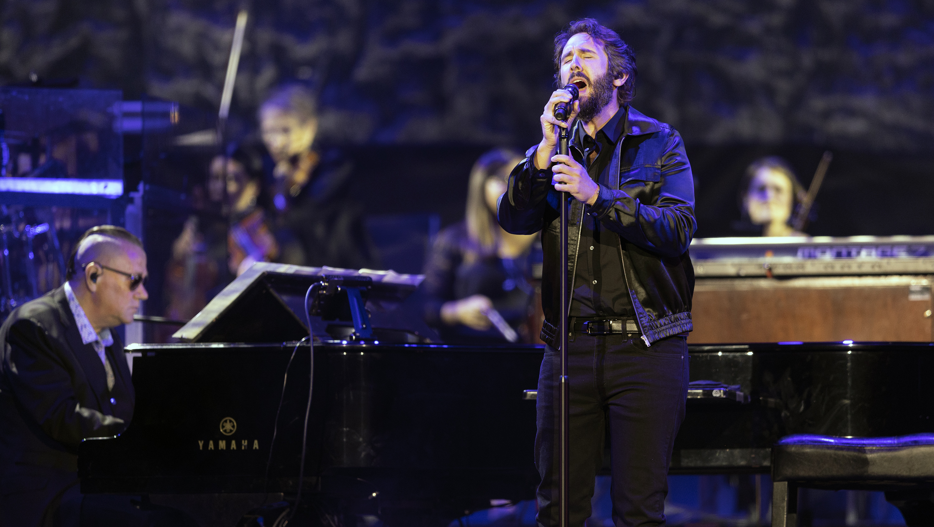 Under the warm golden lights of the Royal Hall, Adele and Josh Groban ...