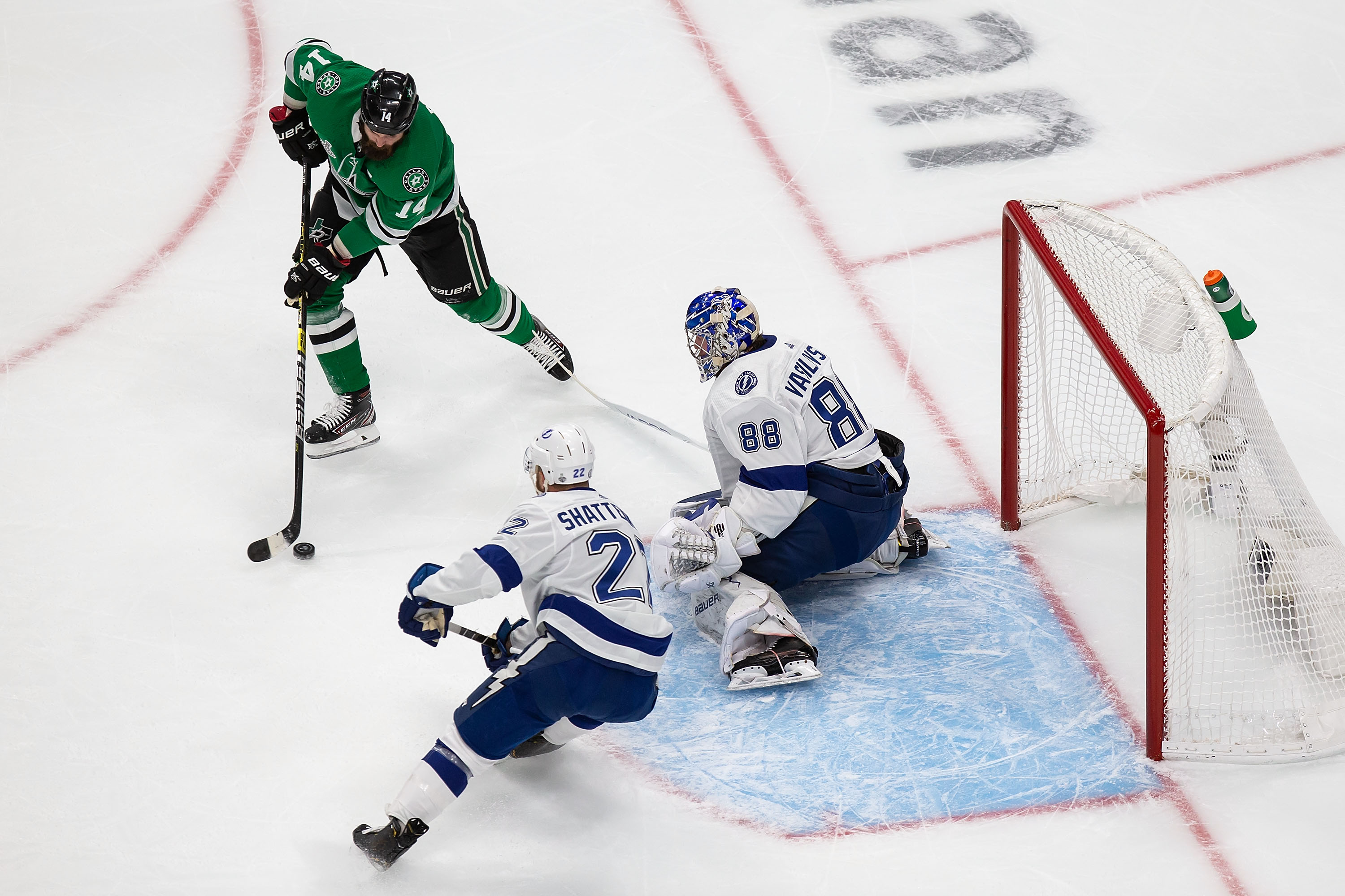 Photos: Jamie Benn gets into scuffle with Jan Rutta, Lightning ...