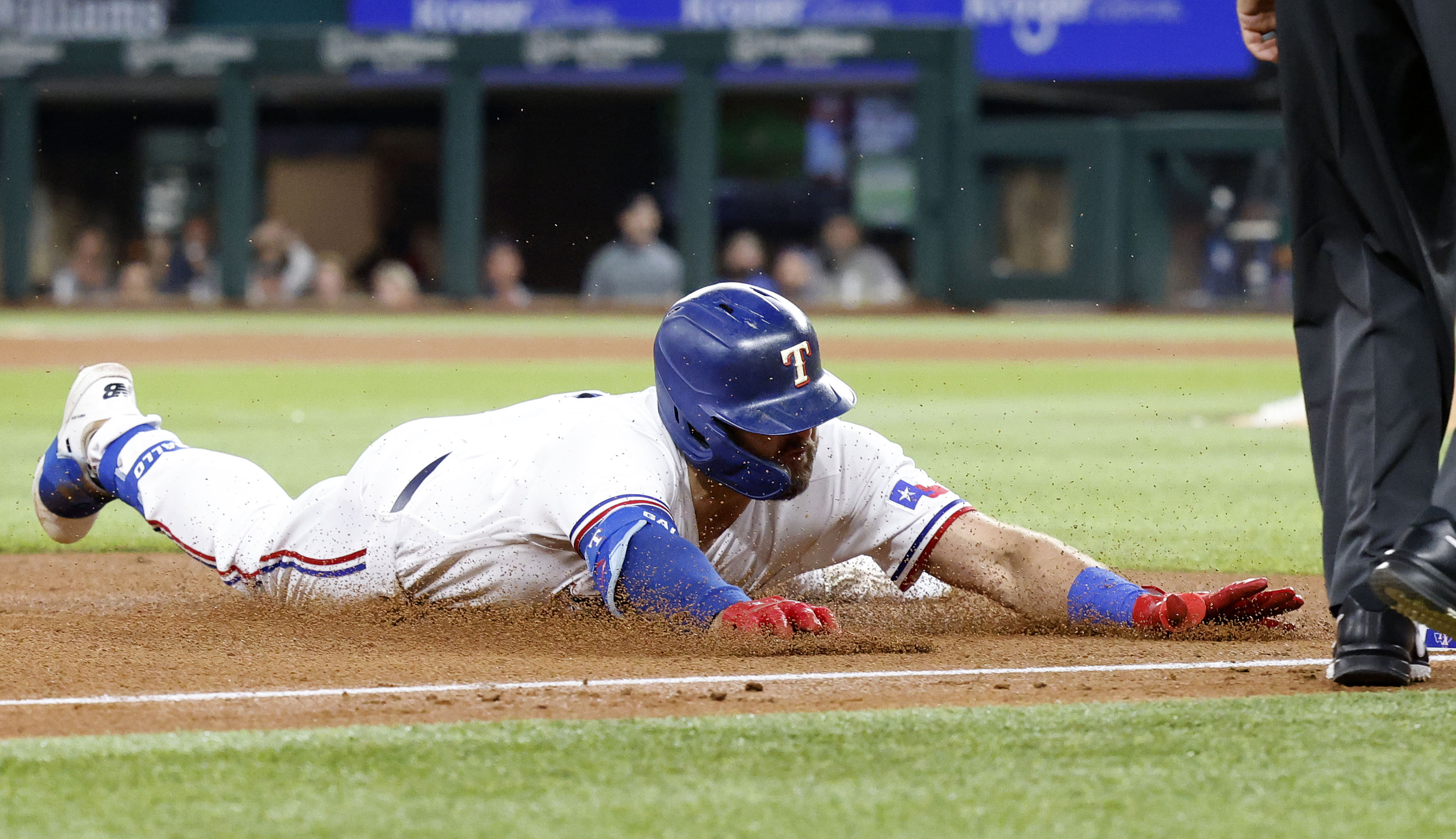 Photos: Hello Win Column! Rangers' bats wake up in 4-1 victory over Red ...