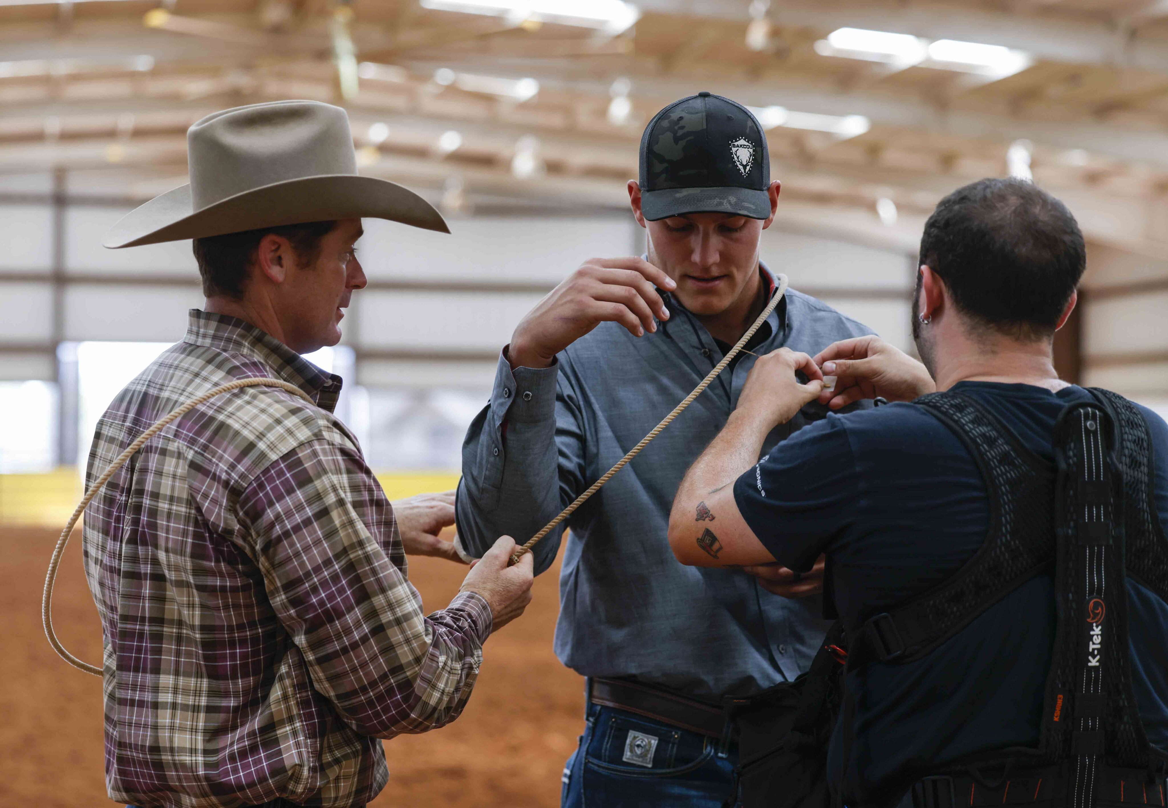 Learning the ropes! See Cowboys' LB Leighton Vander Esch work on his ...