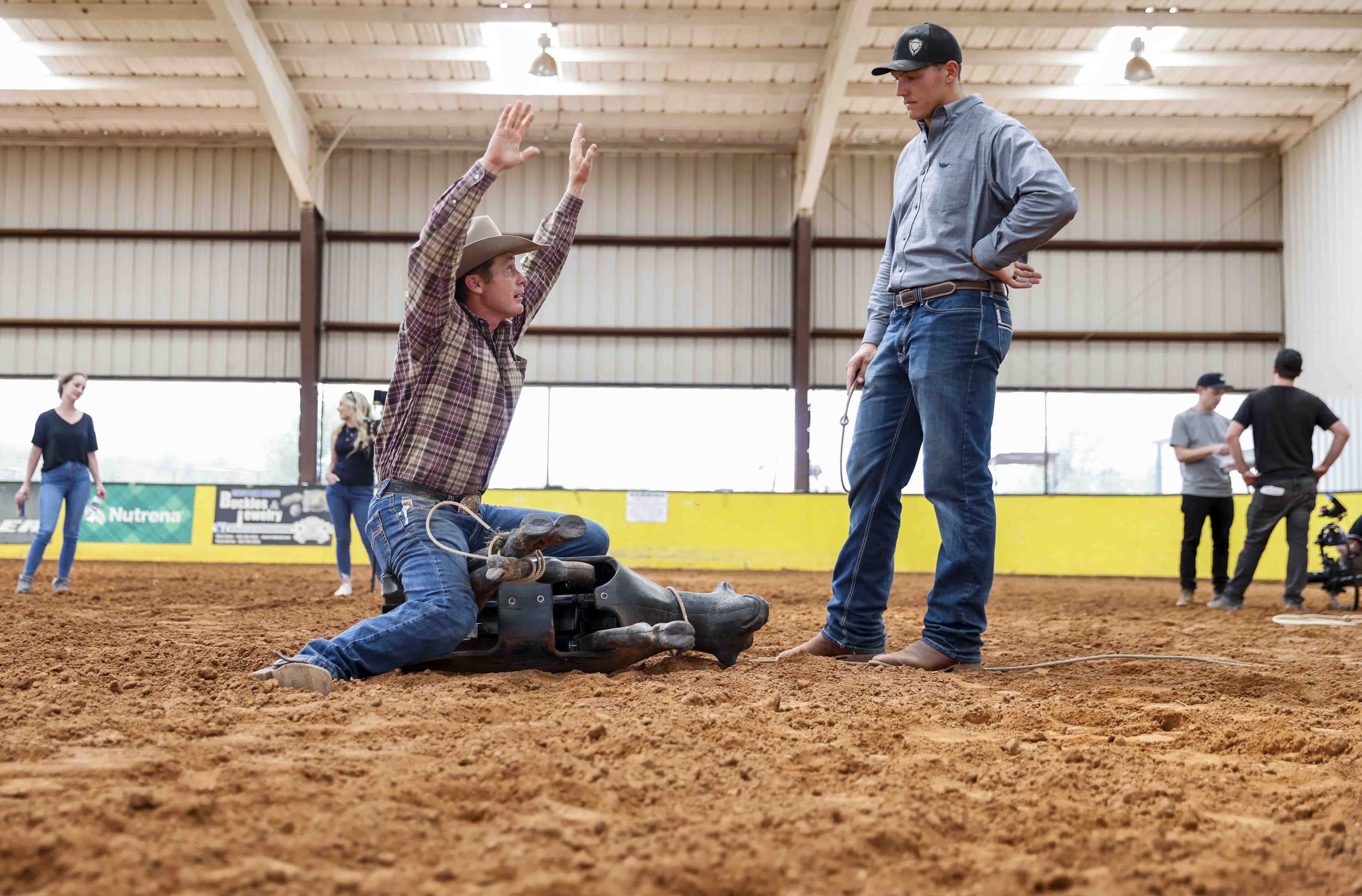 Learning the ropes! See Cowboys' LB Leighton Vander Esch work on his ...