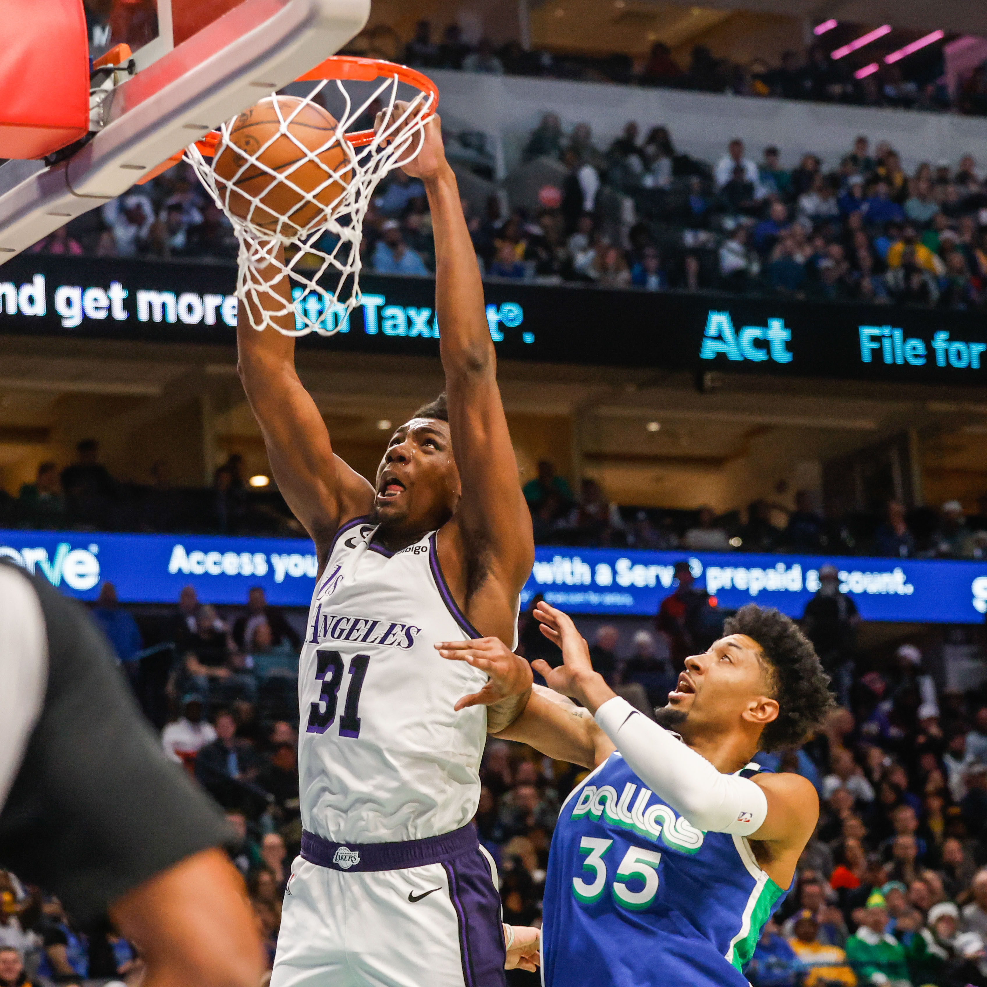 Photos: Mavericks outduel LeBron James’ Lakers on historic Christmas ...