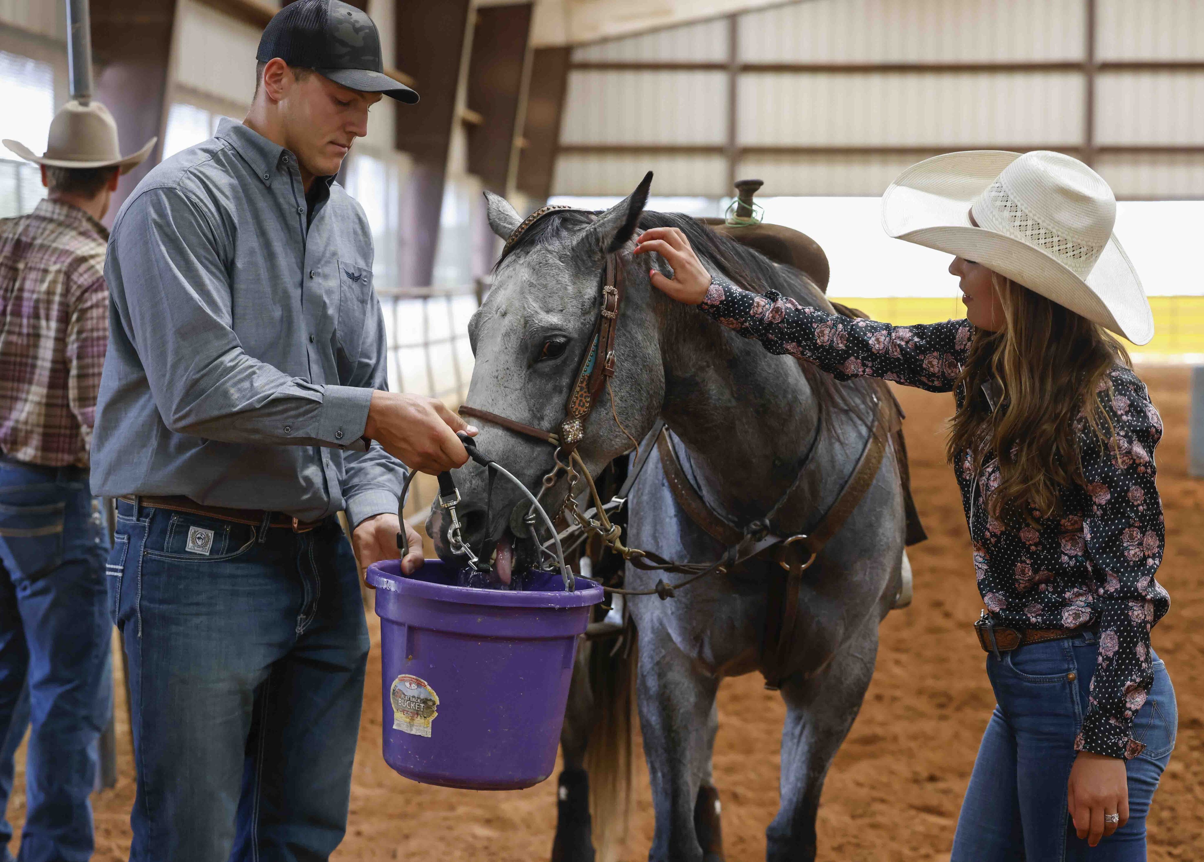 Learning the ropes! See Cowboys' LB Leighton Vander Esch work on his ...
