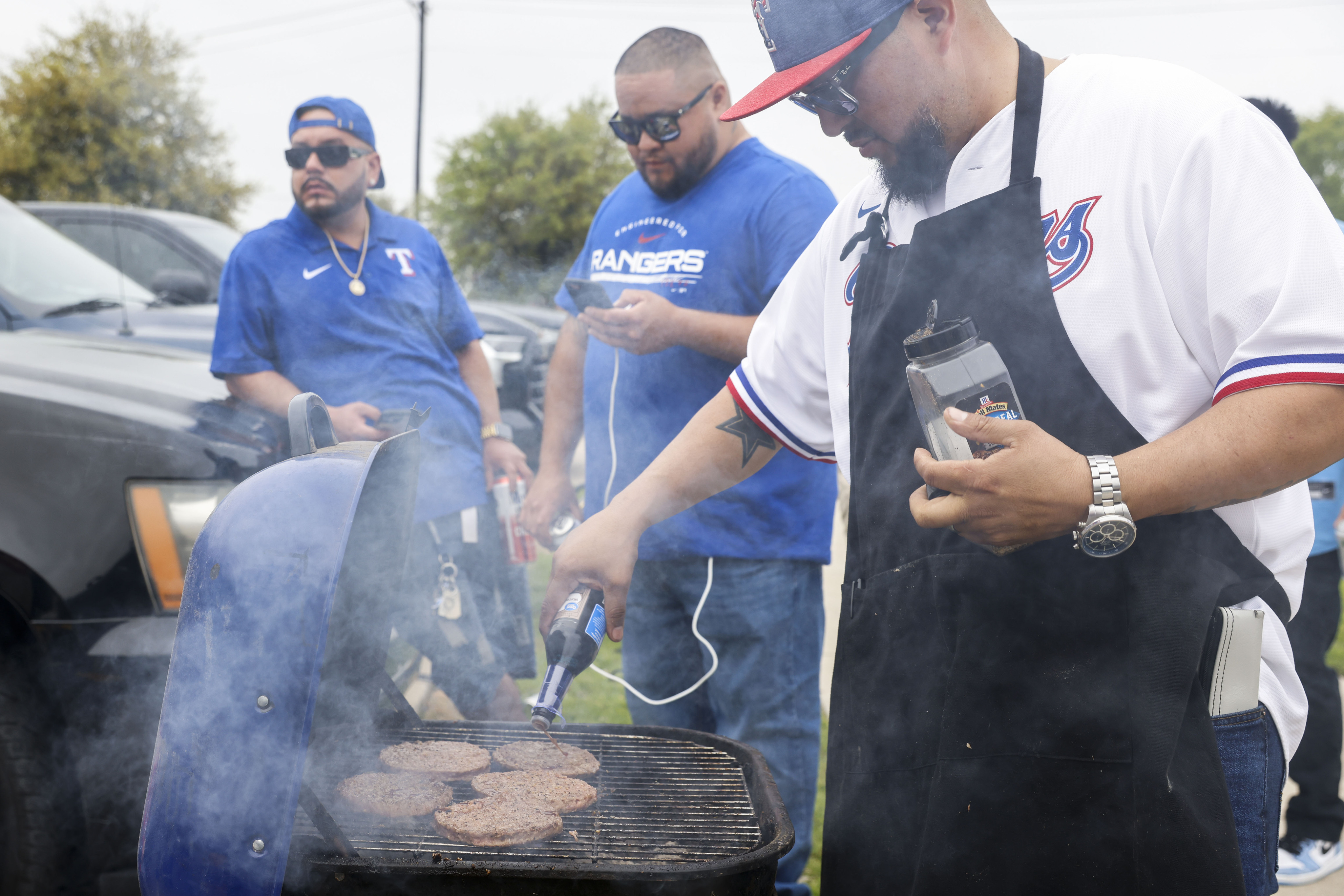 Tailgating, mascots and more: This is how Rangers fans celebrated ...