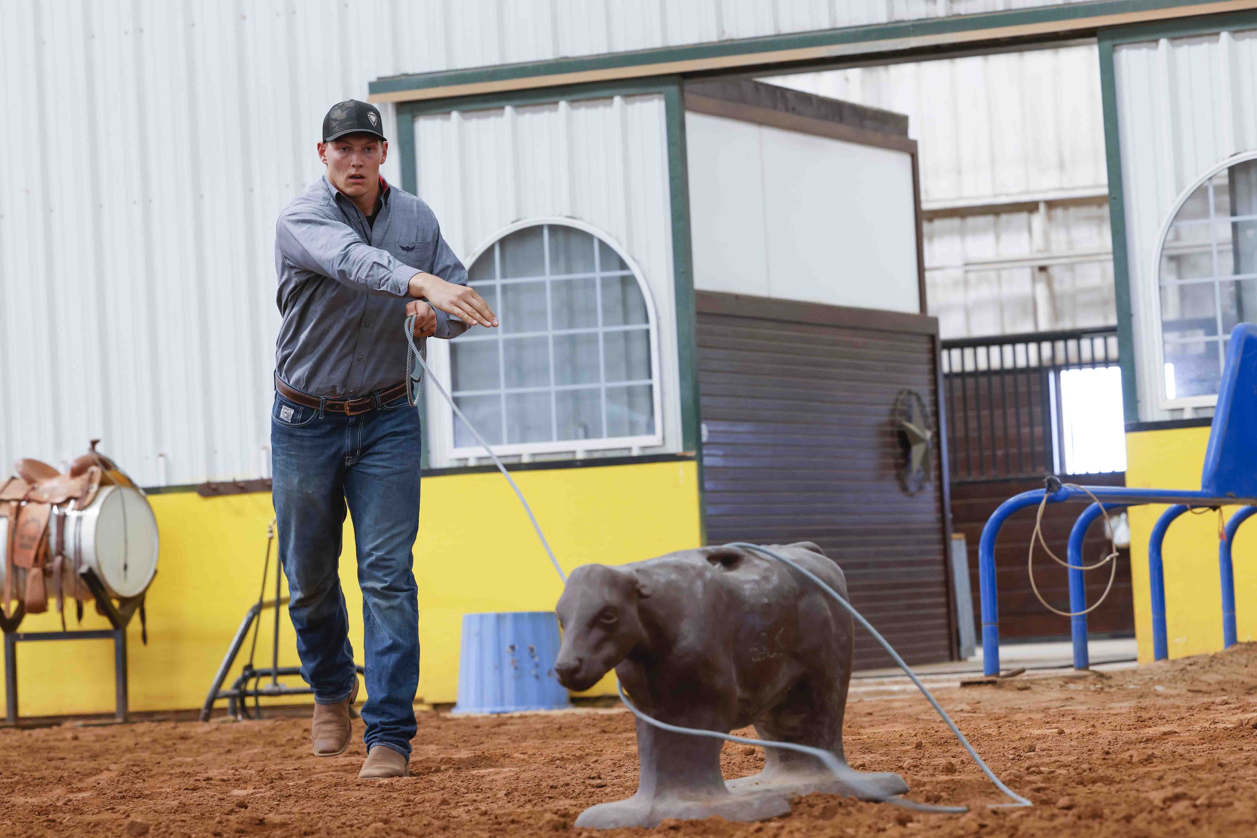 Learning the ropes! See Cowboys' LB Leighton Vander Esch work on his ...