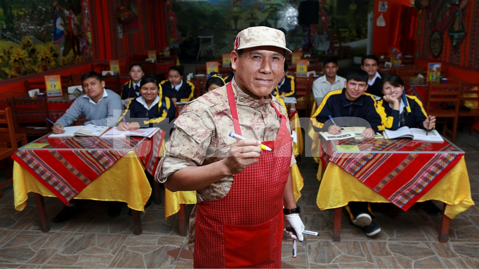 La historia de don Elmer, un maestro en las aulas, las pachamancas y ...