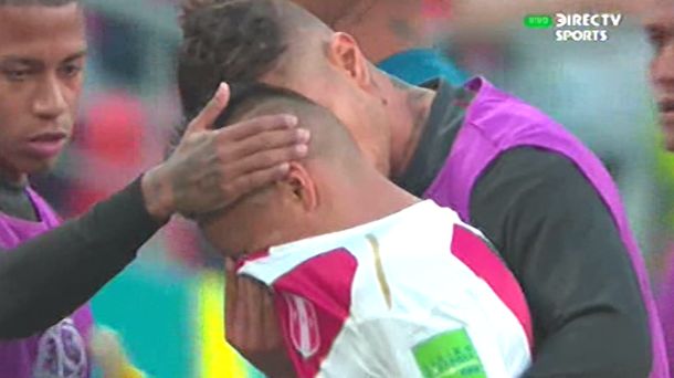 Christian Cueva y su desgarrador llanto, que recibe consuelo de Paolo ...