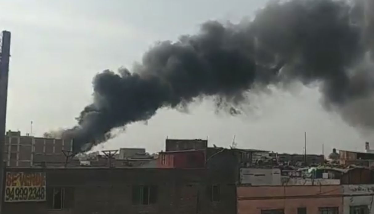 Centro de Lima: Bomberos logran controlar incendio en Barrios Altos ...