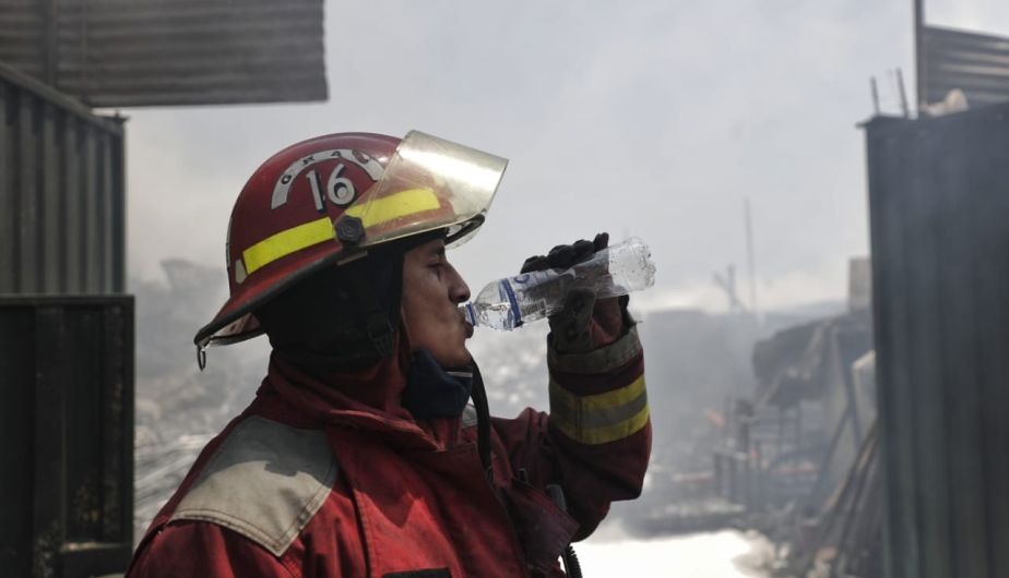 VES: el arduo trabajo de los bomberos para controlar incendio en ...