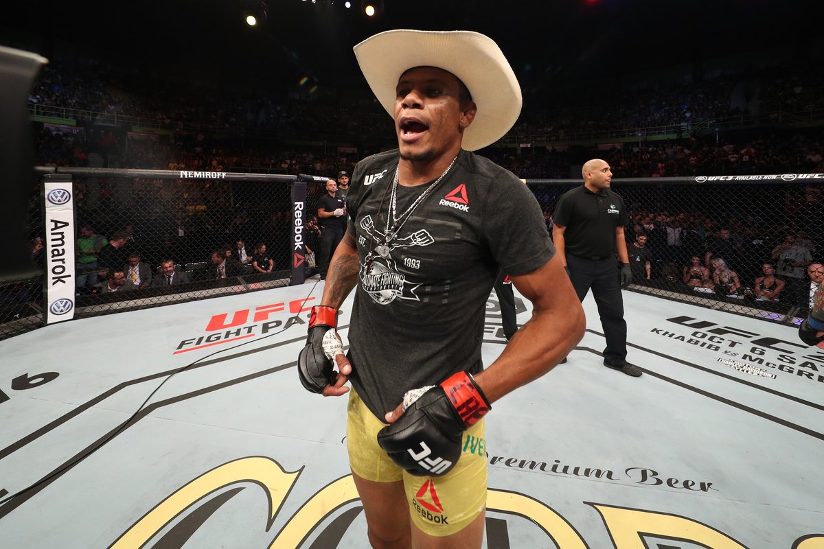 UFC: Cowboy Oliveira es herido por esquirlas de una granada durante un ...