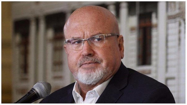 Facebook Viral: Carlos Bruce genera polémica con foto que promueve ...