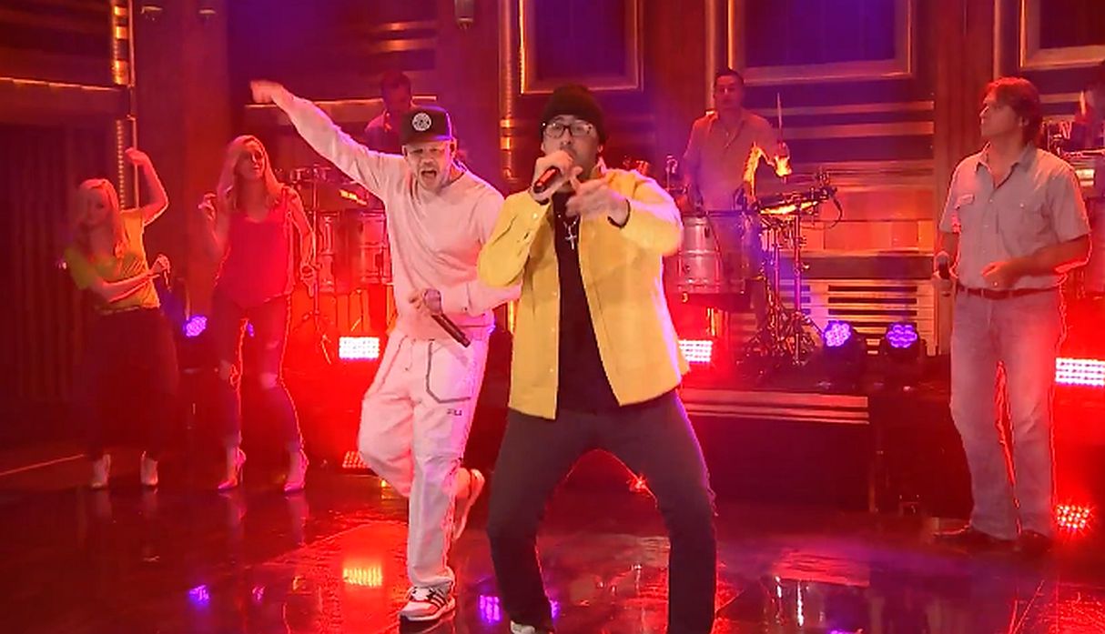 Bad Bunny y Residente interpretaron “Bellacoso” en el programa de Jimmy ...