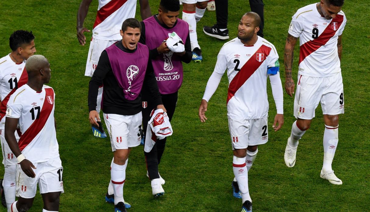 Perú vs Francia Bandera Blanquirroja se luce en el estadio ...