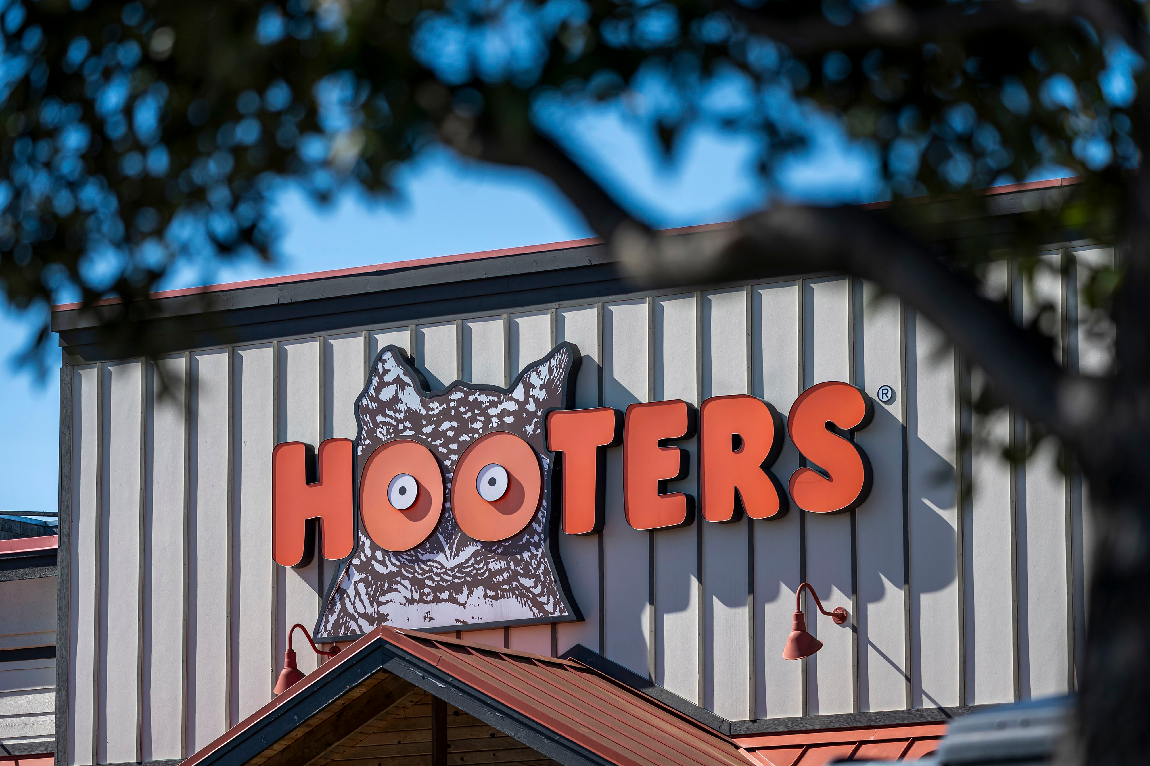 Pastel De Buho Hooters